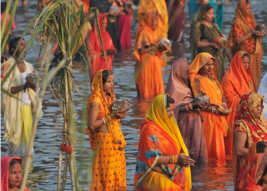 Devotees Perform Chhath Pooja Rituals Pray Editorial Stock Photo ...