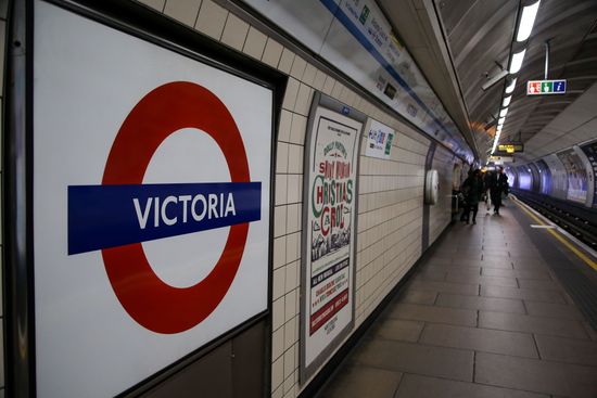 Victoria Line Train Arrives Victoria Underground Editorial Stock Photo ...