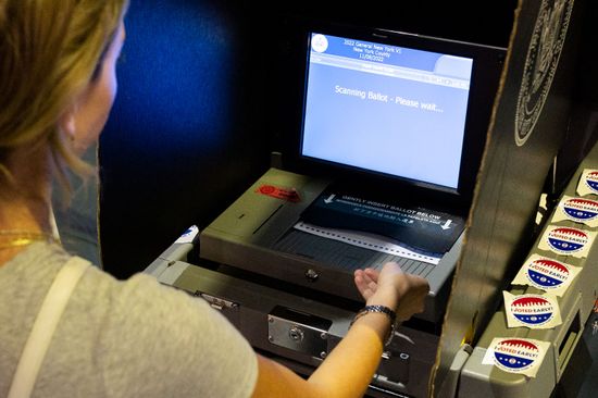 Voter Enters Their Ballot Into Scanner Editorial Stock Photo - Stock ...