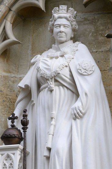 Statue Queen Elizabeth Ii York Minster Editorial Stock Photo - Stock ...