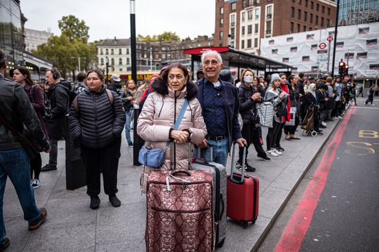 Large Queues Bus Stop Victoria Station Editorial Stock Photo - Stock ...