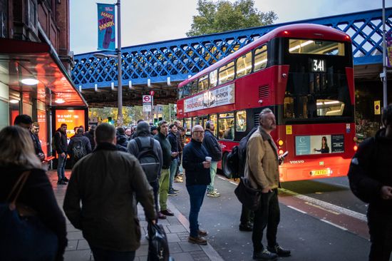 Commuters Queue Bus Stops Waterloo Station Editorial Stock Photo ...