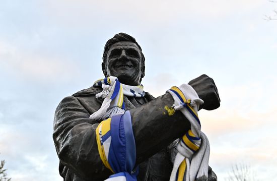 Don Revie Statue Adorned Leeds United Editorial Stock Photo - Stock ...