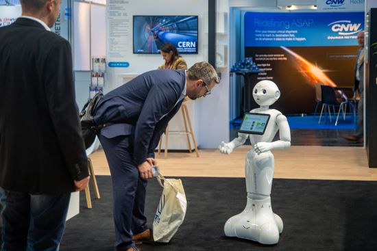 Mann Spricht Mit Roboter Bei Der Editorial Stock Photo - Stock Image ...