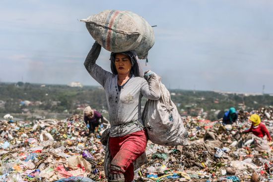 Scavengers Collect Plastic Materials Garbage Dumpsite Editorial Stock ...