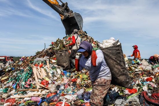 Scavengers Collect Plastic Materials Garbage Dumpsite Editorial Stock ...