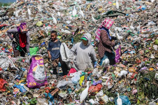 Scavengers Collect Plastic Materials Garbage Dumpsite Editorial Stock ...