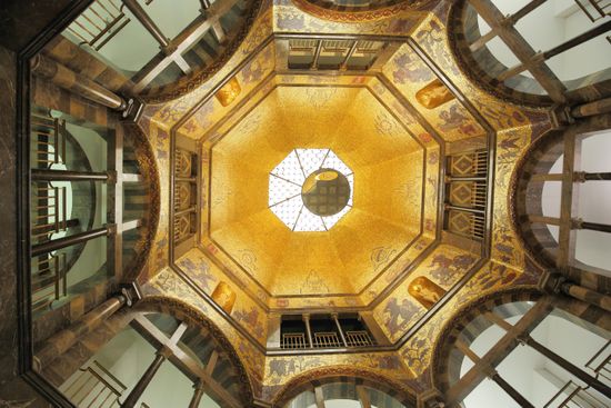 View Ceiling Mirror Foyer Octagonal Interior Editorial Stock Photo ...