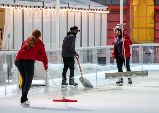 Workers Skim Ice Somerset House Ice Editorial Stock Photo - Stock Image ...