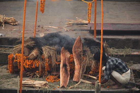 Man Adds Wood Funeral Pyre Highcaste Editorial Stock Photo - Stock ...