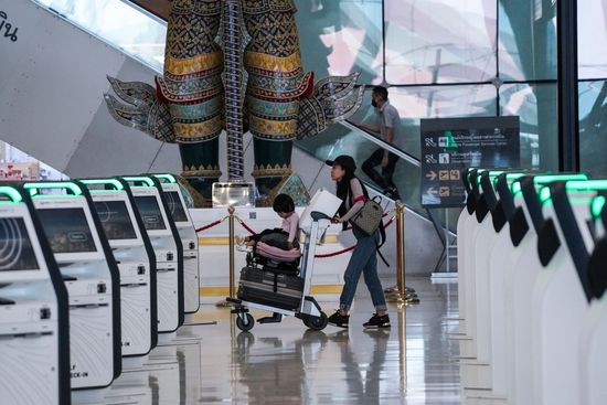 Travelers Prepare Checkin Suvarnabhumi International Airport Editorial ...