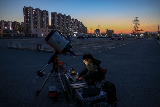 Liu Boyang Adjusts Photographing Equipments Photographing Editorial ...