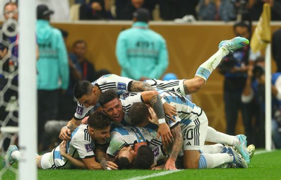 Lionel Messi Argentina Mobbed By Team - Foto de stock de contenido ...