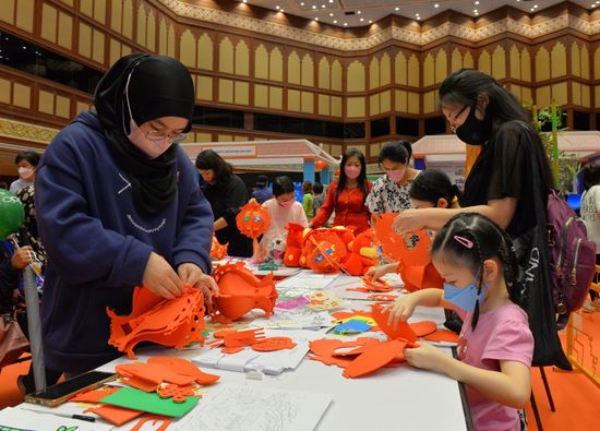 People Make Paper Lanterns During China Editorial Stock Photo - Stock ...