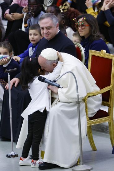 Pope Francis Hugs Girl He Meets Editorial Stock Photo - Stock Image ...