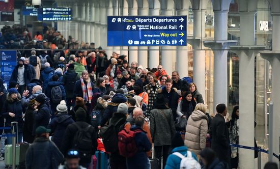 Commuters Queue Eurostar Trains Europe Eurostar Editorial Stock Photo ...