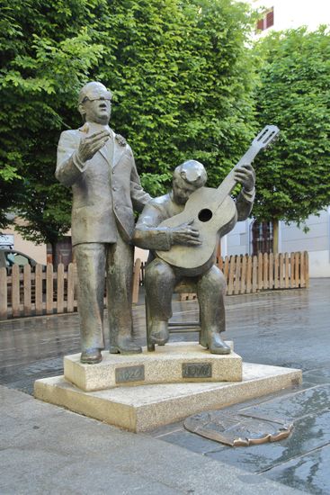 Two Musicians Sculpture Duet Singer Guitarist Editorial Stock Photo ...