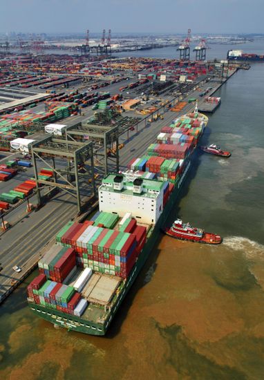 Evergreen Container Ship Tugs Docking Terminal Editorial Stock Photo ...