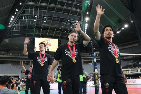 L R Yuji Nishida Masahiro Sekita Editorial Stock Photo - Stock Image | Shutterstock