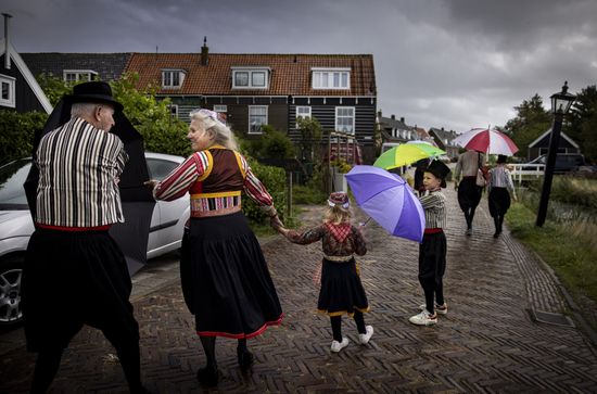 20220917 143222 Marken People Dutch Costumes Editorial Stock Photo ...