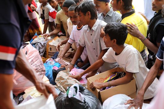 Rohingya Refugees Select Used Clothes Donate Editorial Stock Photo ...