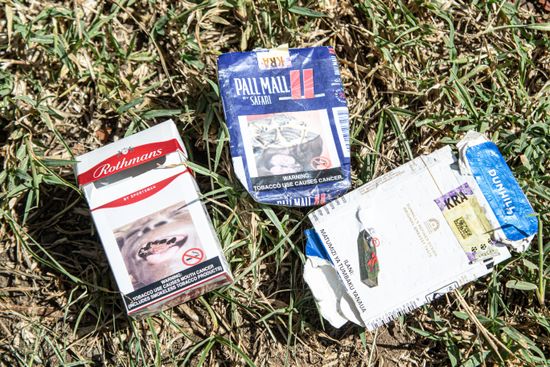 Empty Packets Rothmans Pall Mall Dunhill - Foto de stock de contenido ...
