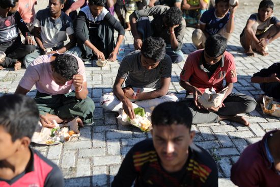 Rohingya Refugees Eat Breakfast Temporary Shelter Editorial Stock Photo ...