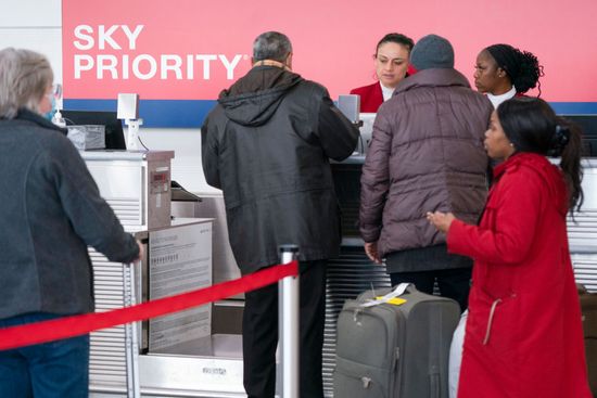 Travelers Speak Agents Delta Airlines Ticket Editorial Stock Photo ...