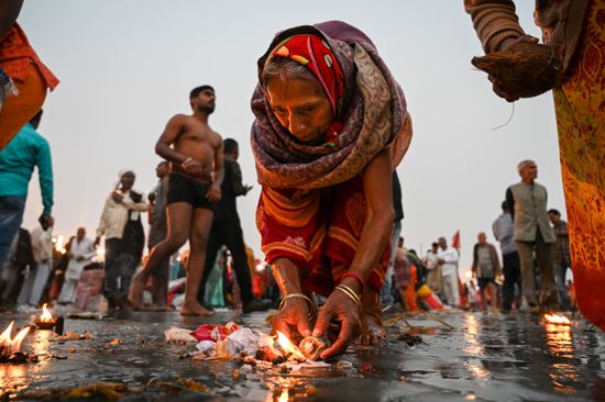 Hindu Pilgrims Perform Religious Rituals Confluence Editorial Stock ...