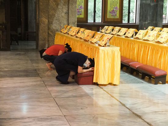 Chinese Worshippers Kneeling Bowing Pay Respect Editorial Stock Photo ...