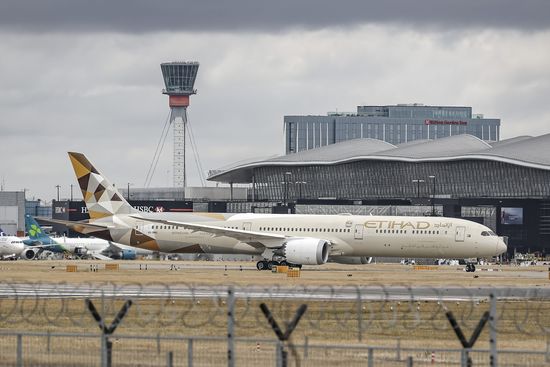 Etihad Airways Boeing 78710 Dreamliner Airplane Editorial Stock Photo ...