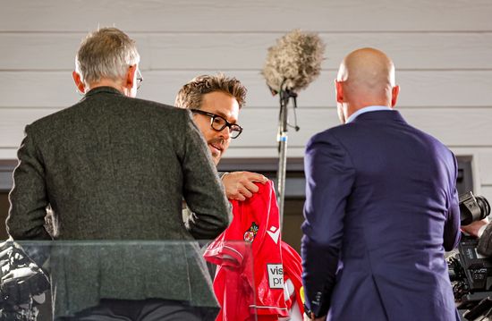 Ryan Reynolds Hands Presenters Gary Lineker Editorial Stock Photo ...