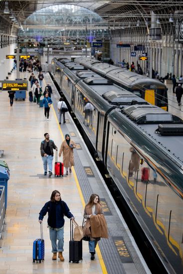 Passengers Get On Train Paddington Station Editorial Stock Photo ...