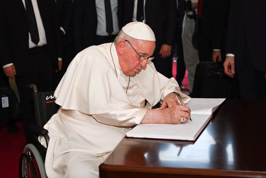 Pope Francis Signs Book He Received Editorial Stock Photo - Stock Image ...