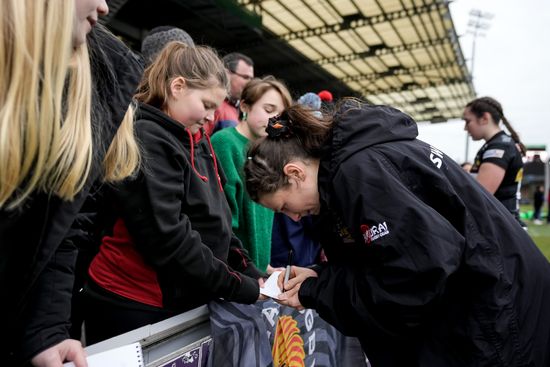 Flo Robinson Exeter Chiefs Signs Autographs Editorial Stock Photo ...