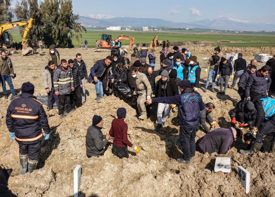 People Bury Their Relatives Mass Grave Editorial Stock Photo - Stock ...