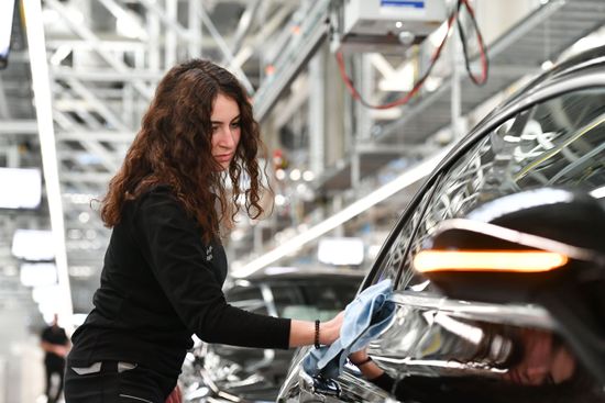 Mercedes Employee Works On Cars Assembly Editorial Stock Photo - Stock ...