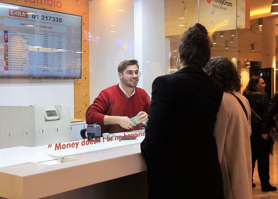 People Exchange Money Foreign Exchange Office Editorial Stock Photo ...