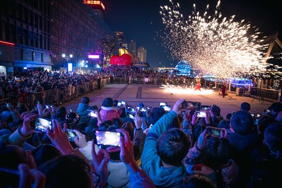 People Watch Iron Flowers Performance Splashing Editorial Stock Photo ...