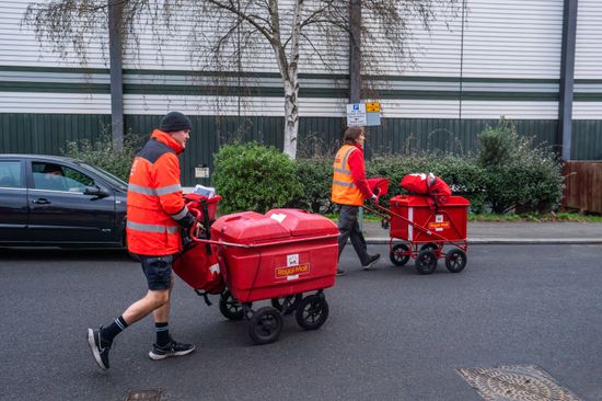Royal Mail Workers Post Trolley Leave Editorial Stock Photo - Stock ...