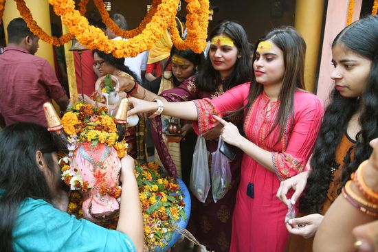 Devotees Worshiping Nandi Secred Bull Lord Editorial Stock Photo ...