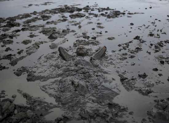 Teenagers Playing Mud Started Bloco Da Editorial Stock Photo - Stock ...