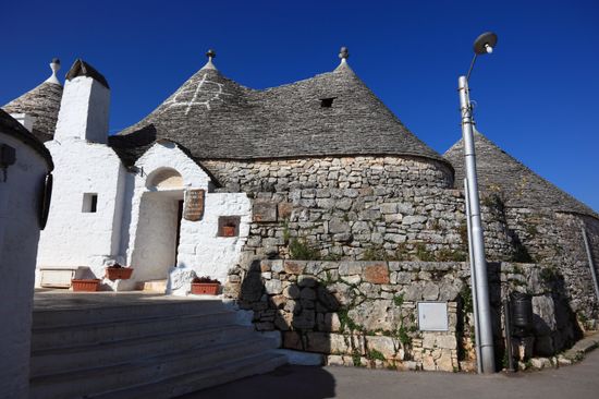 Alberobello Il Trullo Siamese Zwiliingstrullo Puglia Editorial Stock ...
