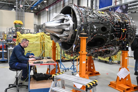 Employee Works On Br700 Turbofan Engine Editorial Stock Photo - Stock ...