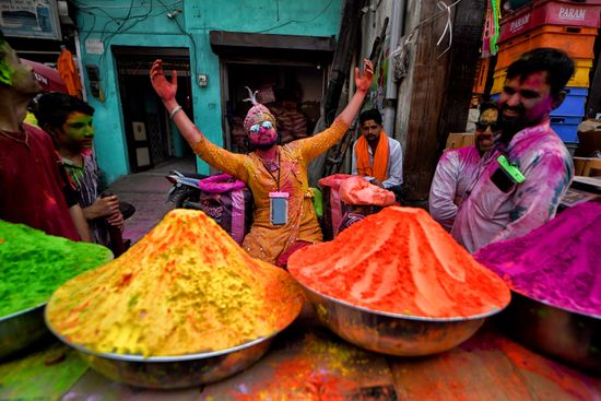 Devotees Colour All Over Pose Photo - Foto de stock de contenido ...