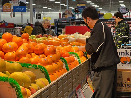 Worker Stacks Oranges Grocery Store Toronto Editorial Stock Photo ...