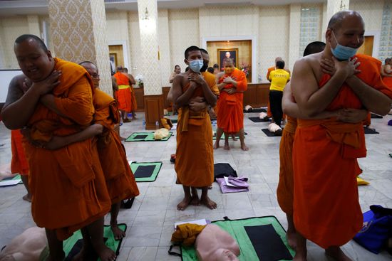 Thai Buddhist Monks Practice First Aid Editorial Stock Photo - Stock ...