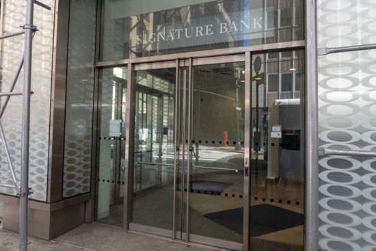 View Signature Bank Branch Midtown Manhattan Editorial Stock Photo ...