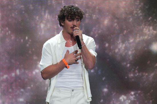 Singer Benson Boone Performs During Cadena Editorial Stock Photo ...