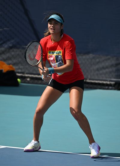 Emma Raducanu Seen On Practice Court: foto stock editoriale - Immagine ...